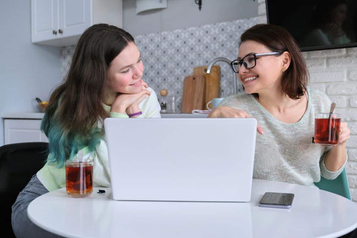 Building Strong Nanny-Parent Communication: Best Practices